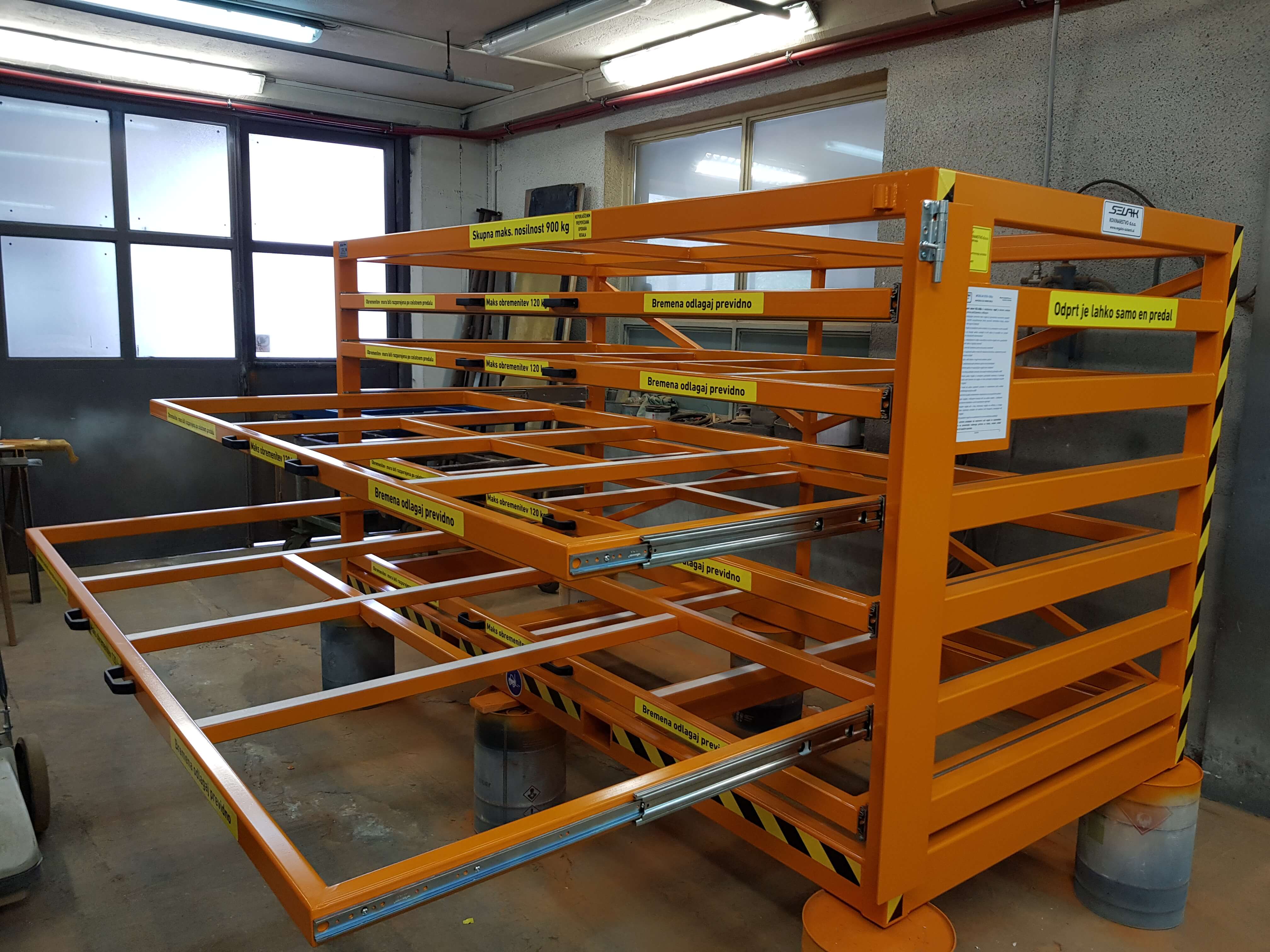 Shelving Systems – Roll-Out Racks | Selak